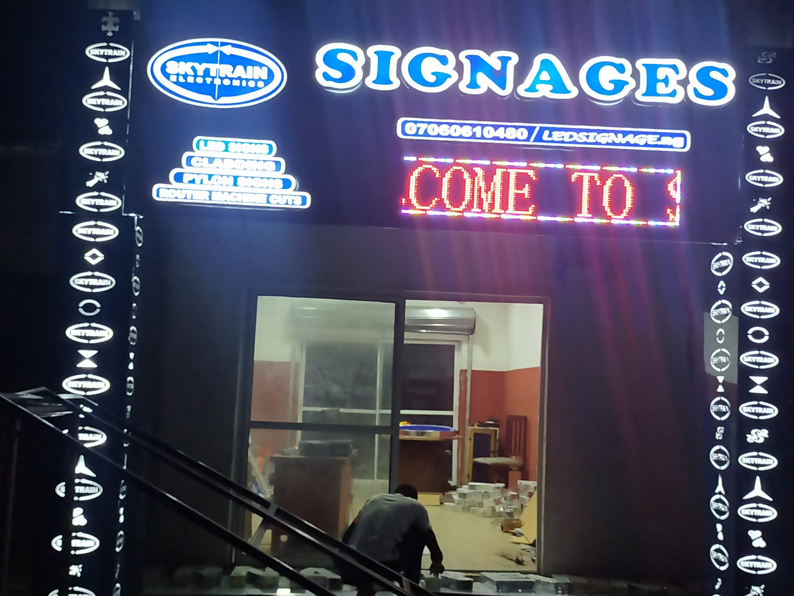 How to choose a Storefront sign for your business in 6 easy Steps √